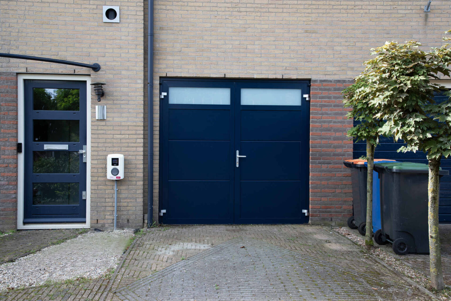 Openslaande garagedeur volledig op maat gemaakt • ADOOR®